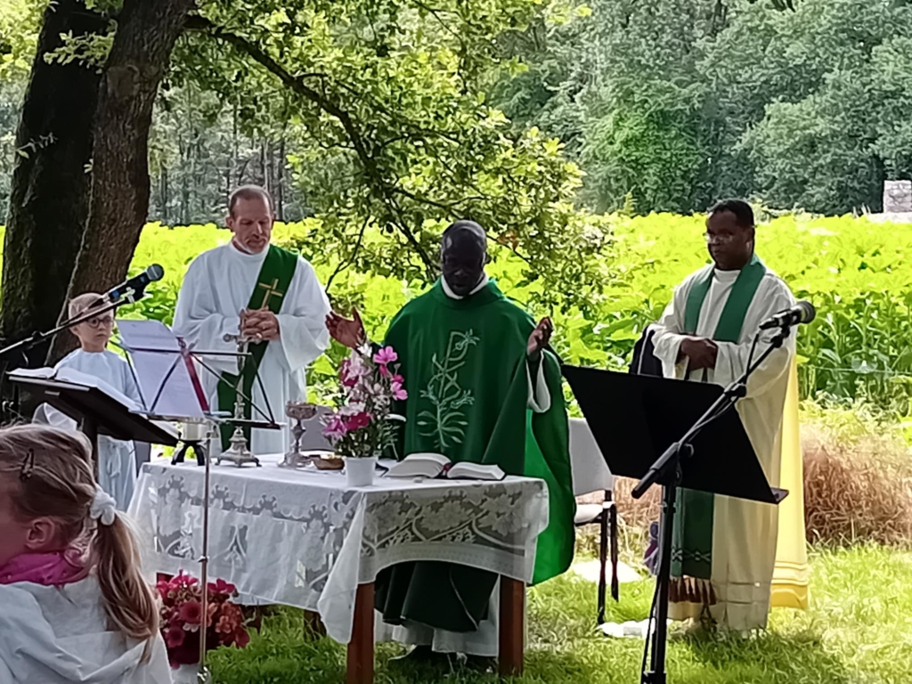 messe en plein air Saint-Pierre-en-Vaux - Paroisse Saint-Maur-en-Loire ...